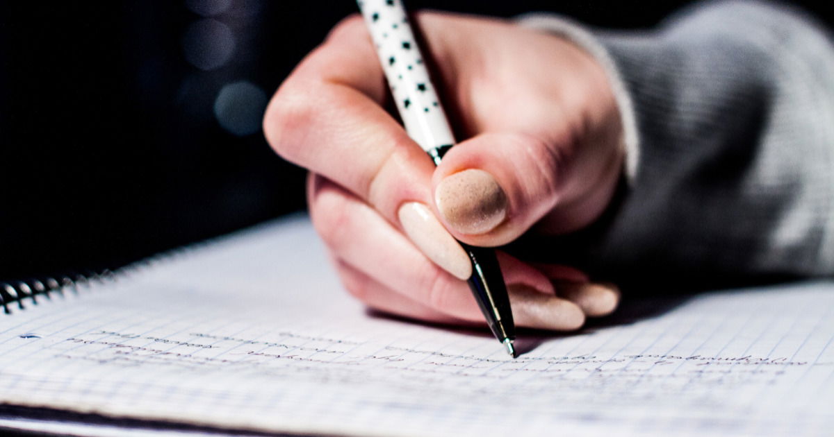 Como fazer uma resenha: passo a passo e exemplos - Toda Matéria